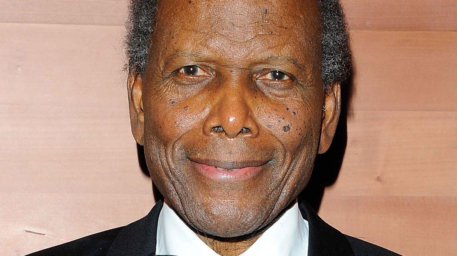 How Sidney Poitier's Dad Factored Into A Difficult Guess Who's Coming ...