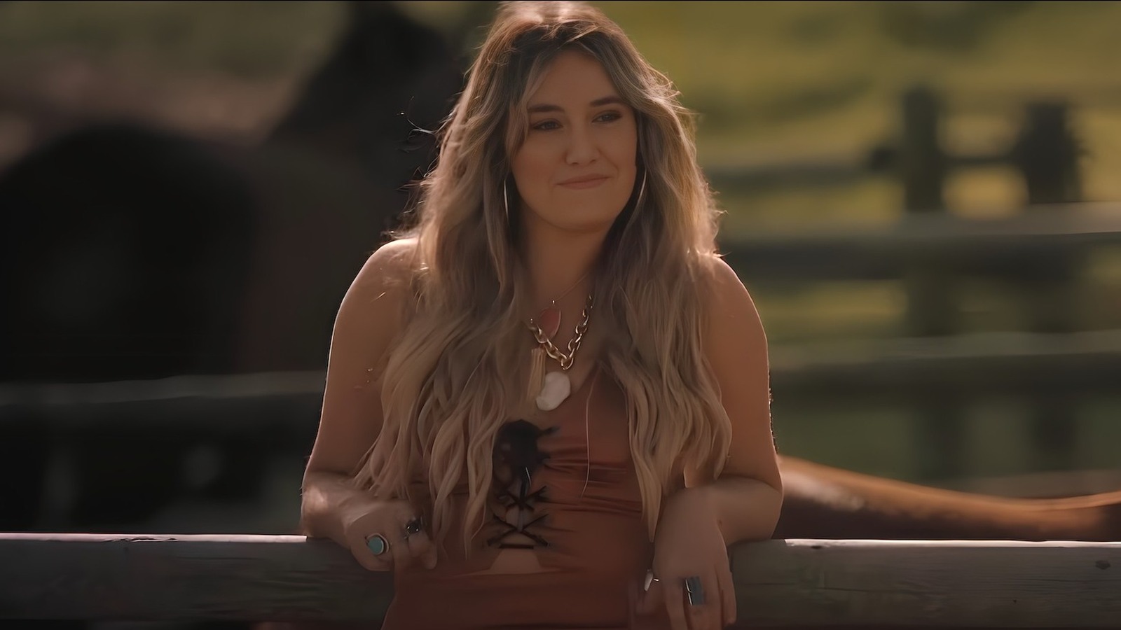 Why Lainey Wilson Cried Through Her First Yellowstone Scene With Kelly ...
