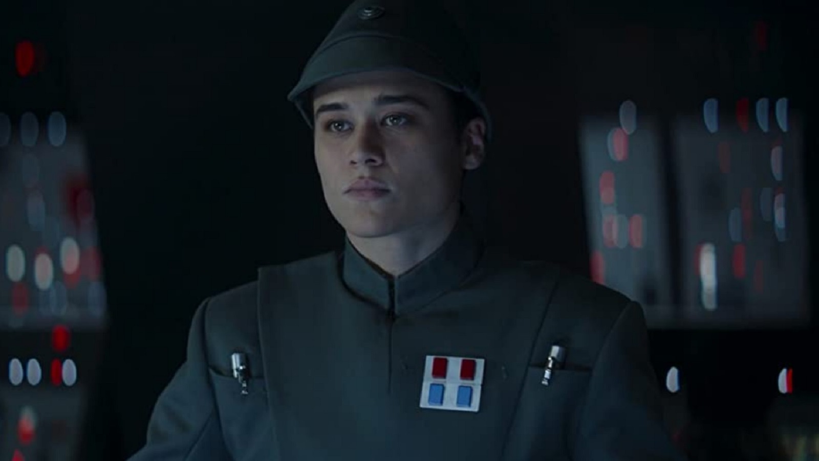 Why The Comms Officer From The Mandalorian Looks So Familiar